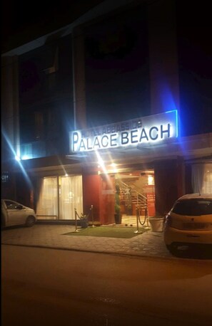 Fachada da propriedade à noite