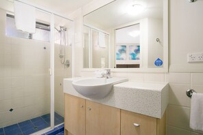 Apartamento, 1 quarto | Casa de banho | Um polibã, um secador de cabelo, toalhas fornecidas, sabão 