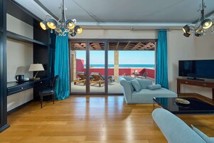 Suite Nobre | Minibar, cofre no quarto, com decoração personalizada 