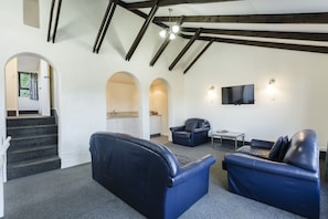 Apartamento família, 2 quartos | Área de estar | TV de tela plana 40 polegadas com canais digitais, TV, Netflix