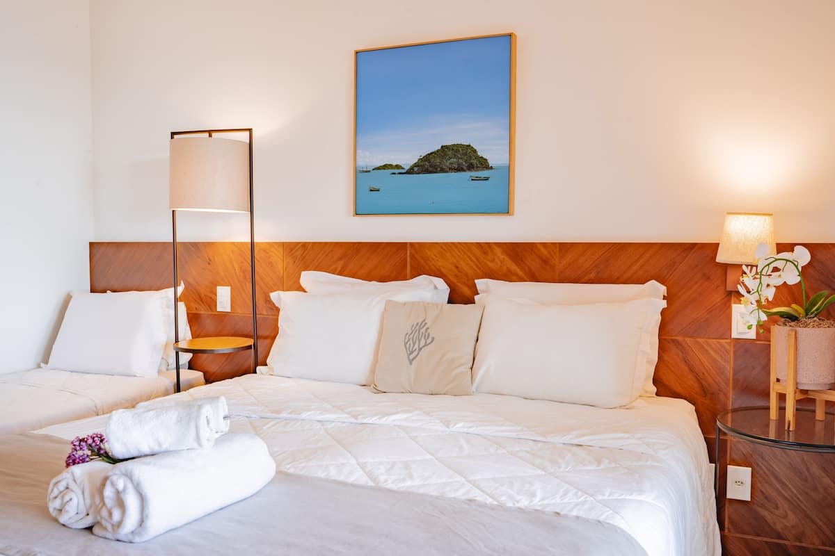 Quarto Triplo Superior | Roupa de alta qualidade, minibar, cofre no quarto, secretária