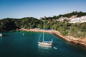 Na praia, praia de areia branca, espreguiçadeiras, guarda-sóis de praia