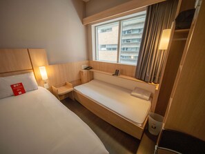 Quarto, várias camas | Cofre no quarto, secretária, cortinas/cortinados opacos 