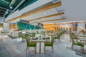 Café da manhã, almoço e jantar; culinária internacional 