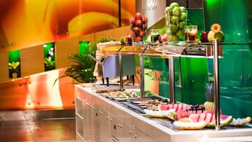 Café da manhã, almoço e jantar; culinária internacional