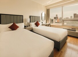 Quarto casal ou duplo conforto | Cofres nos quartos, escrivaninha, espaço de trabalho para notebook