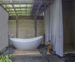 Vila, 1 quarto, piscina particular | Banheiro | Produtos de toalete grátis, secador de cabelo, roupões de banho