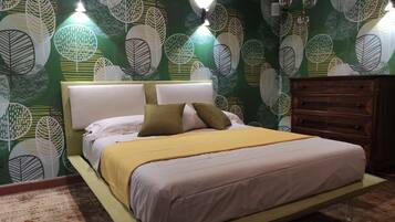 Suite Júnior, acesso à piscina, vista para a colina | Lençóis italianos Frette, roupa de alta qualidade, edredões de penas