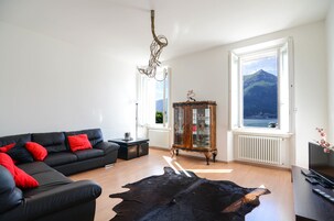 Apartamento Deluxe, vista para o lago (Salita Genazzini n. 4) | Sala de estar | Televisor 