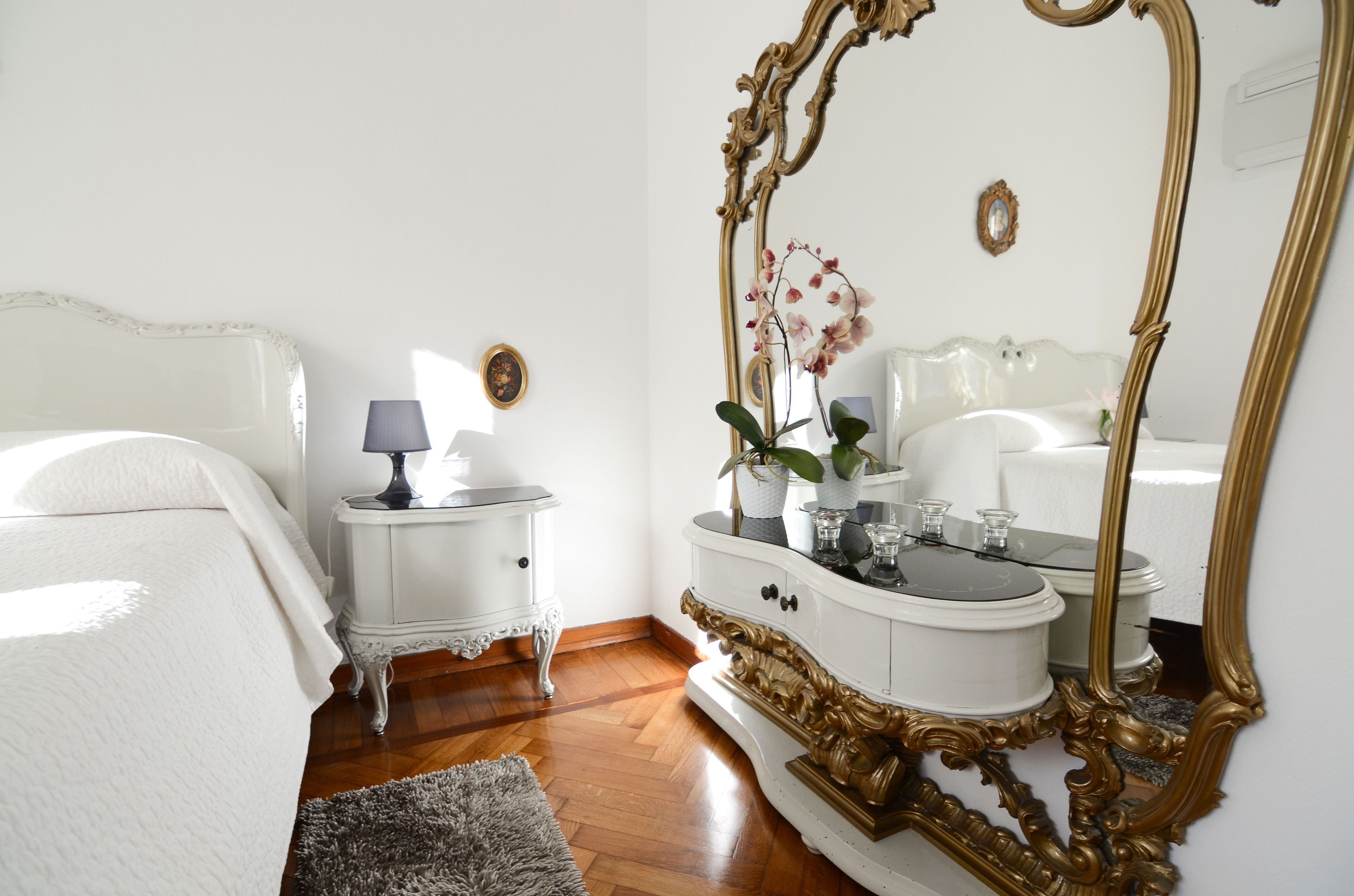 Apartamento superior, vista para o jardim, ao lado do lago (Salita Genazzini N. 4) | Escrivaninha, ferros/tábuas de passar roupa, Wi-Fi de cortesia