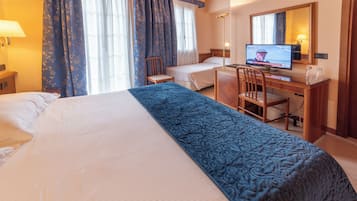 Quarto Triplo | Cofre no quarto, secretária, berços/camas para crianças, Wi-fi grátis