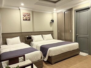 Quarto Triplo | Minibar, cofre no quarto, secretária, cortinas/cortinados opacos