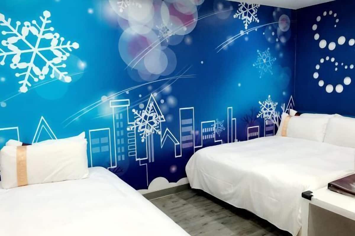 Quarto de hotel com duas camas, um mural com vista para a cidade na parede, e piso de madeira.