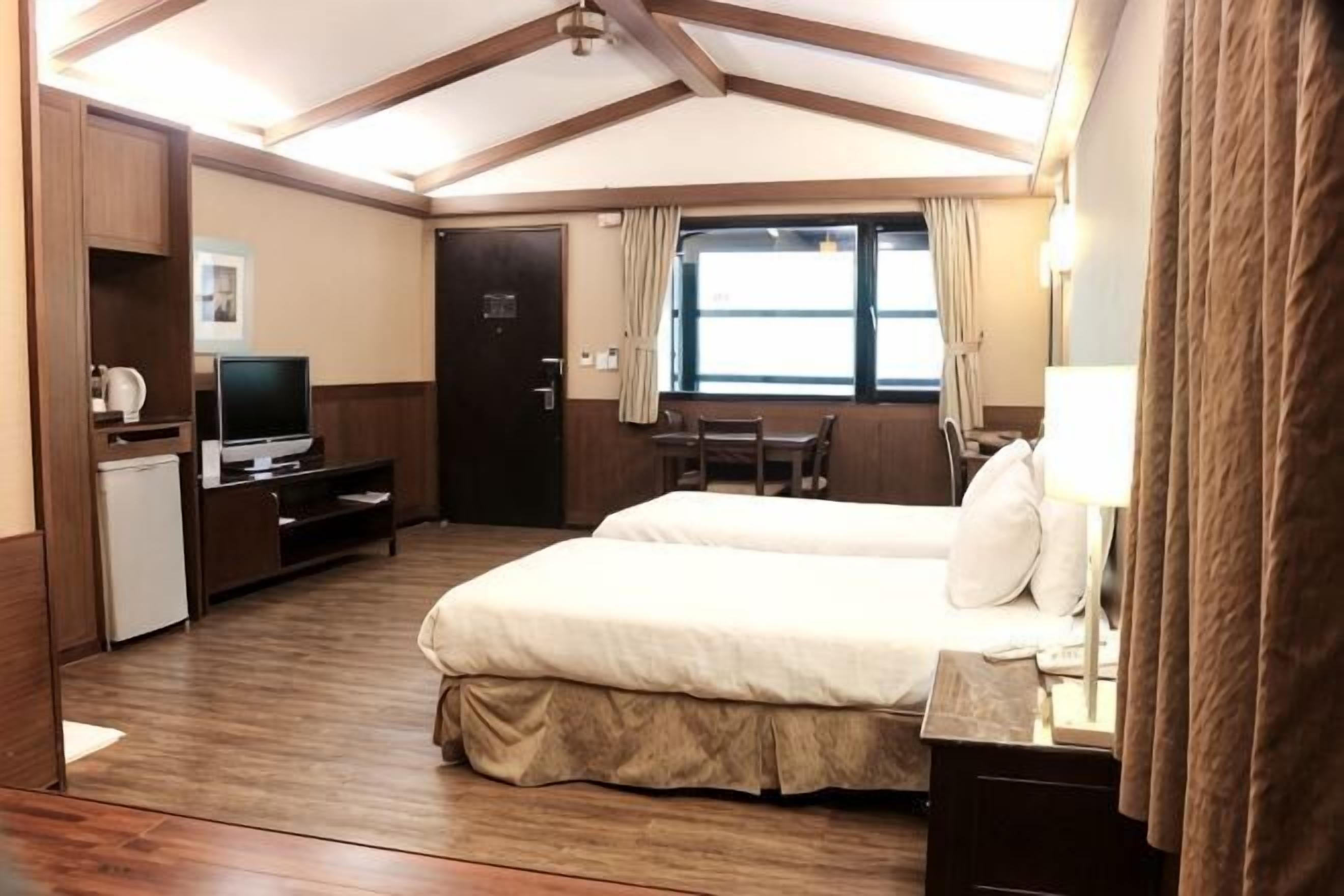 Edredons de pluma, cofres nos quartos, cortinas blackout