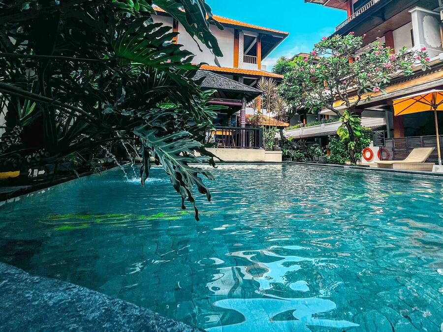 Piscina exterior, guarda-sóis, espreguiçadeiras