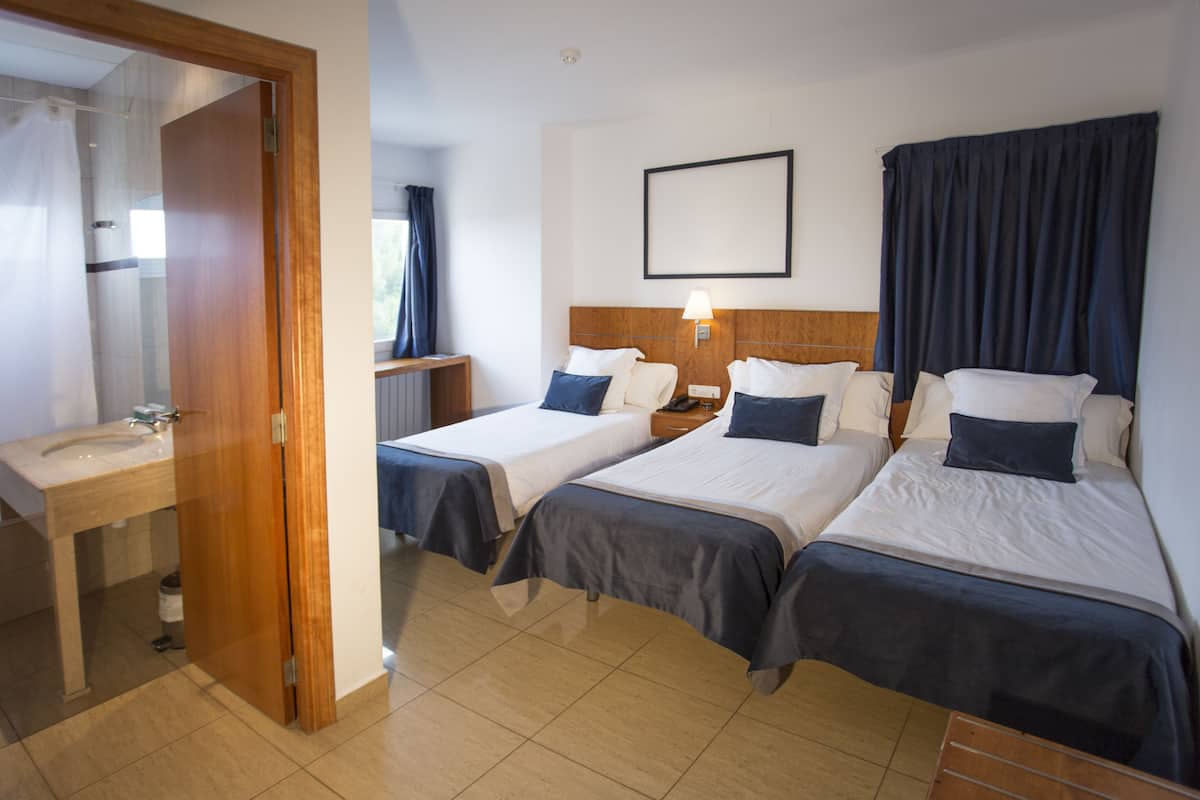 Quarto Triplo | Cofre no quarto, secretária, cortinas/cortinados opacos 