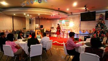 Pequenos-almoços, almoços, jantares servidos, cozinha tailandesa