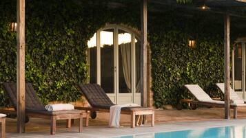 Terraço com espreguiçadeiras