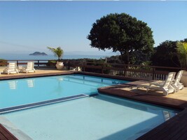 Piscina externa, guarda-sóis, espreguiçadeiras