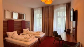 Quarto Duplo ou Twin Standard, Vista para a cidade | Roupa de alta qualidade, camas de colchão pillowtop, secretária