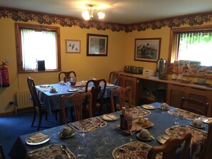 Café da manhã feito na hora todos os dias (GBP 6 por pessoa) 