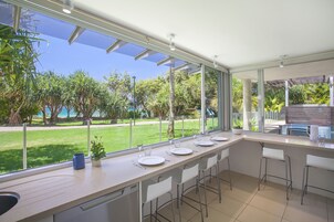 Apartamento luxo, 3 quartos, vista para a praia, de frente para a praia | Opções para refeição no quarto