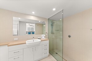 Apartamento, 1 cama king-size, terraço | Casa de banho | Um polibã, artigos de higiene pessoal grátis, um secador de cabelo 