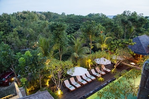 Piscina exterior, guarda-sóis, espreguiçadeiras 