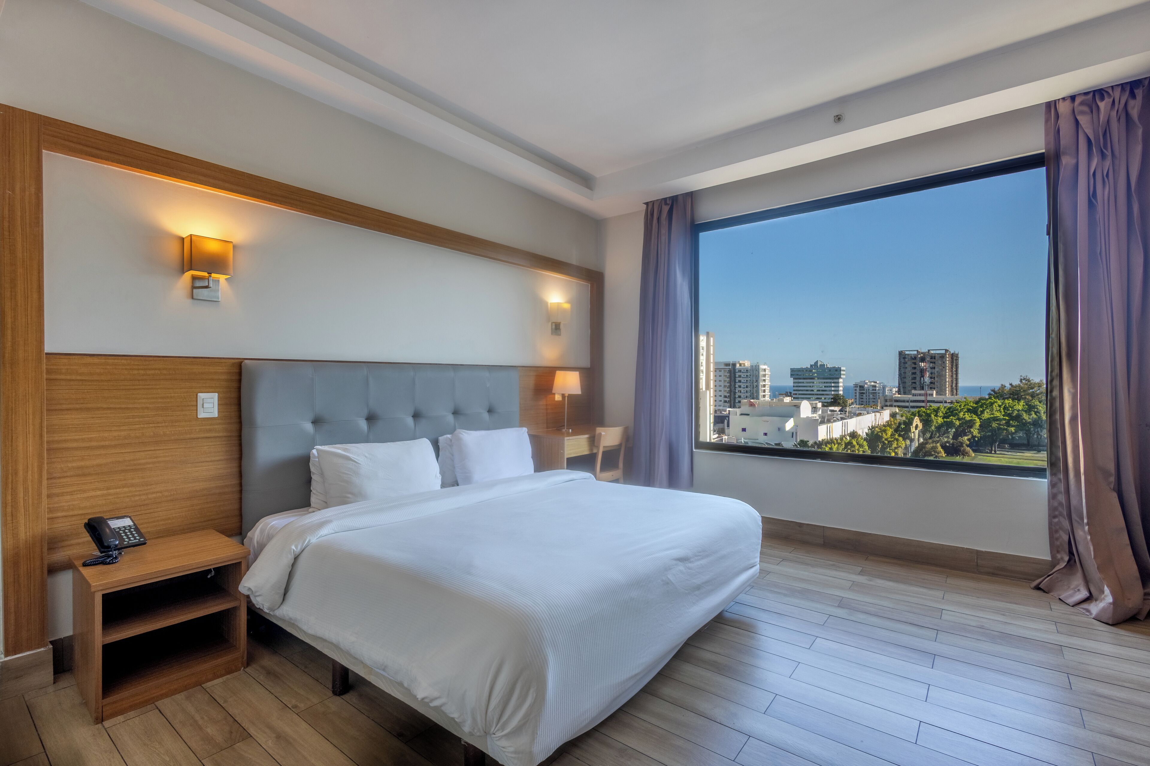 Quarto superior, 1 cama King | Roupas de cama premium, cofres nos quartos, escrivaninha