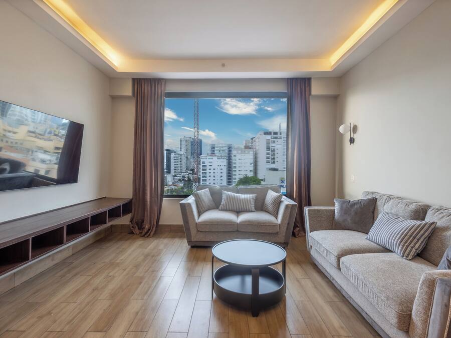 Estúdio Deluxe | Sala de estar | Televisor de ecrã plano de 42 polegadas com canais por cabo, televisor