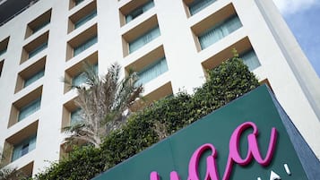 Placa de hotel com o nome 'turyaa Chennai' em fundo verde.
