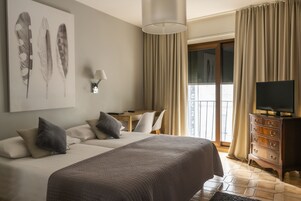 Quarto Twin Standard, 2 camas individuais, Vista para a cidade | Minibar, cofre com capacidade para portátil, secretária 