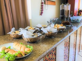 Café da manhã com buffet grátis todos os dias