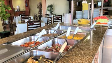 Café da manhã com buffet grátis todos os dias