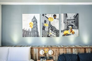 Quarto Duplo Deluxe, 1 cama queen-size | Edredões de penas, com decoração personalizada, secretária