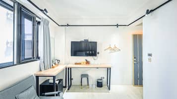 Quarto triplo família, 1 quarto, vista para a cidade | Edredons de pluma, individualmente decorados, escrivaninha
