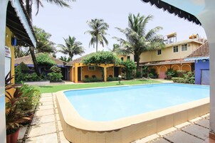 Piscina exterior, espreguiçadeiras
