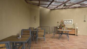 Café da manhã feito na hora grátis todos os dias