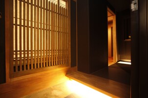 Quarto Tradicional, não fumadores (10 Tatami Mats, with hotspring) | Minibar, cofre no quarto, com decoração personalizada 