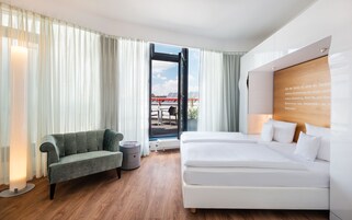 Quarto Superior | Roupa hipoalergénica, cofre no quarto, secretária 