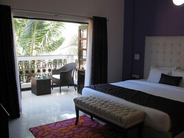 Cofres nos quartos, escrivaninha, cortinas blackout