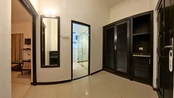 Suíte | Cofres nos quartos, escrivaninha, cortinas blackout