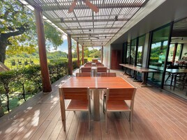 Almoços e jantares servidos, com espaço para refeições ao ar livre 