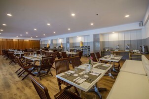 Pequeno-almoço completo diário mediante uma taxa 