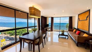 Suite Royal, banheira de hidromassagem, em frente à praia | Sala de estar | Televisor LCD de 32 polegadas com canais por cabo, televisor