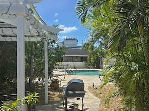 Piscina externa, piscina aquecida, guarda-sóis, espreguiçadeiras