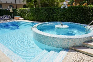 Piscina exterior, espreguiçadeiras 