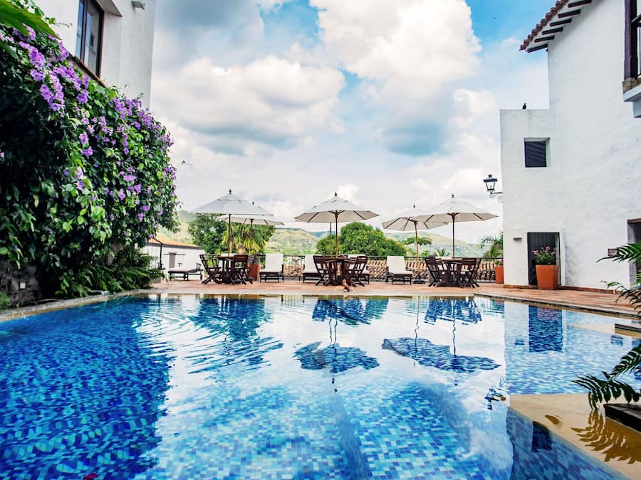 Piscina exterior, espreguiçadeiras