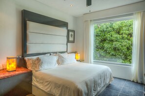 Master Suite | Minibar, com decoração personalizada, secretária