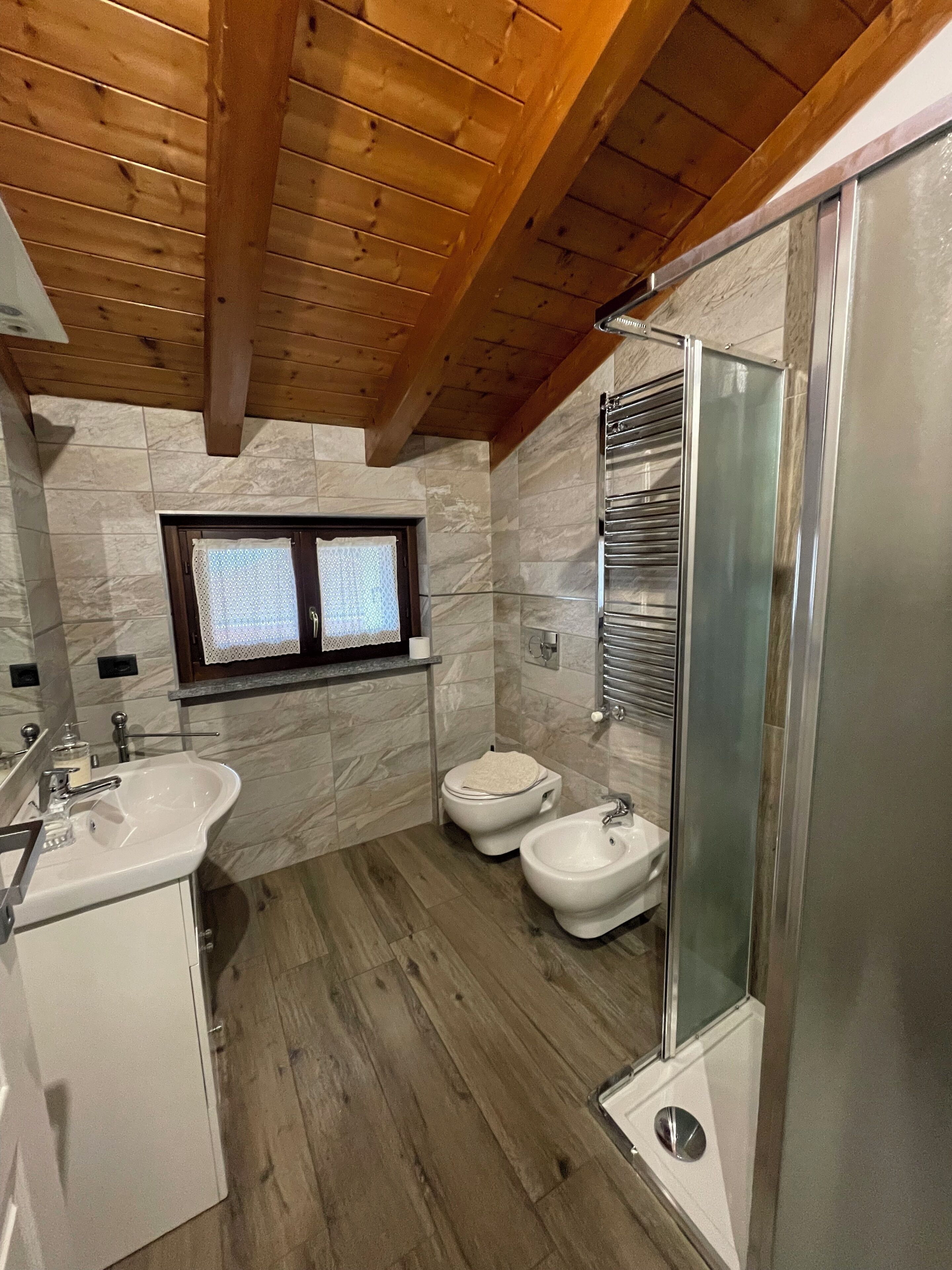 Quarto Quádruplo Superior | Casa de banho | Artigos de higiene pessoal grátis, um secador de cabelo 